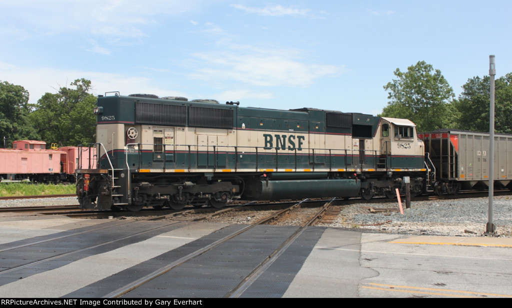 BNSF 9825 - distributed end power
